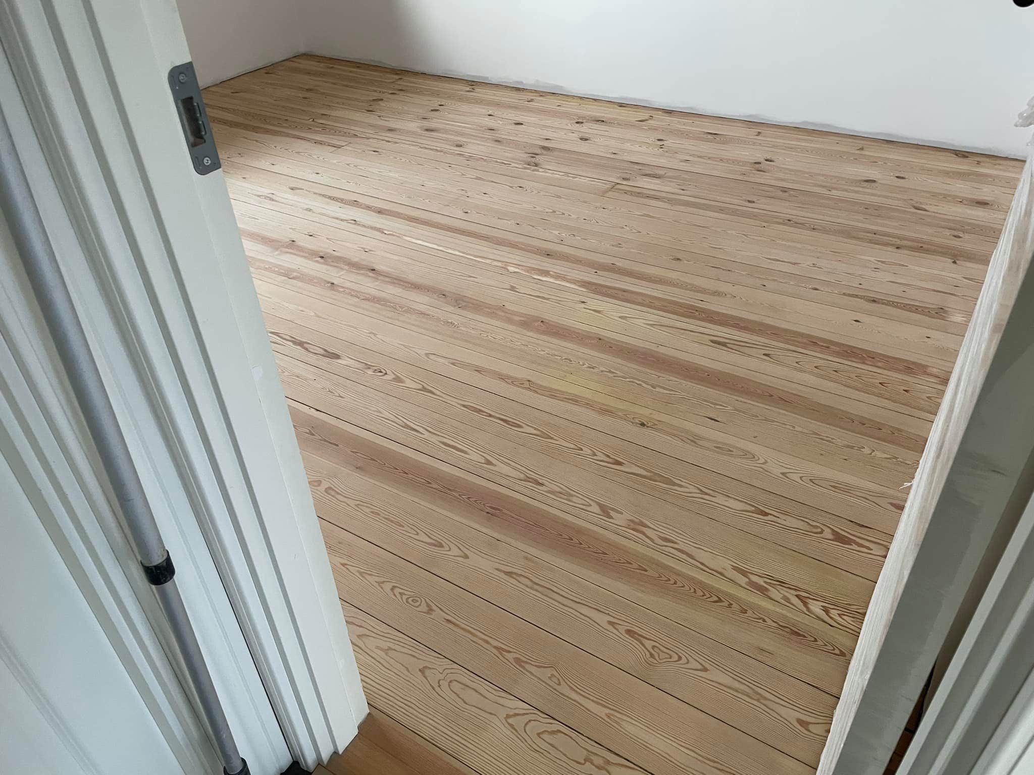Afslibning af fyrretræs plank med hvid lud og 3 x lak - A ...